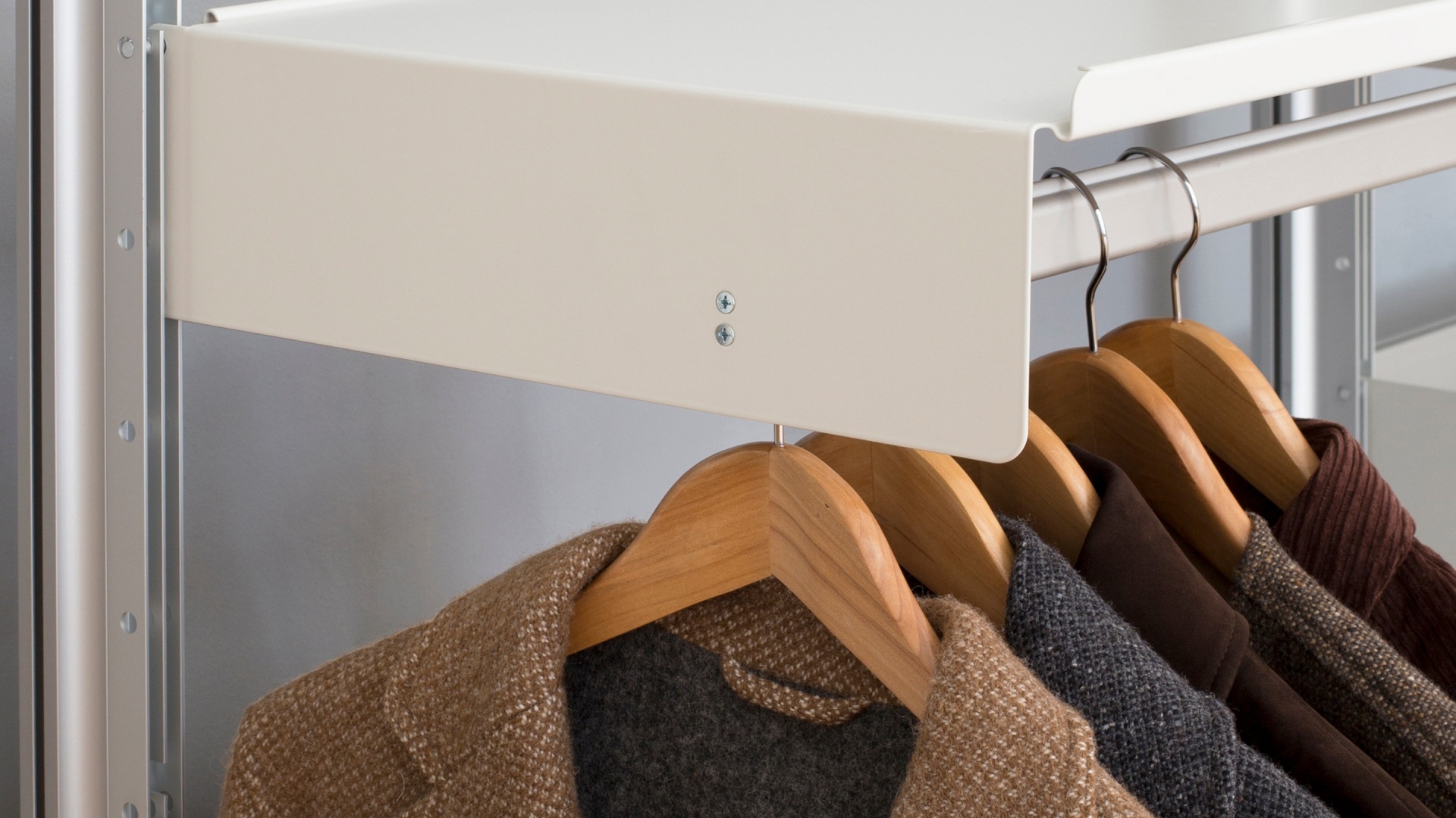 Shelves and prices | 606 Universal Shelving System | Vitsœ