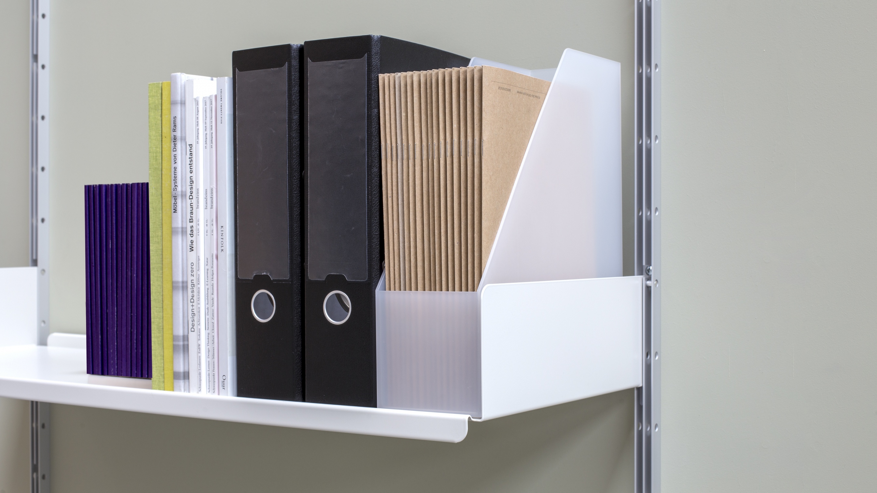 Shelves and prices | 606 Universal Shelving System | Vitsœ