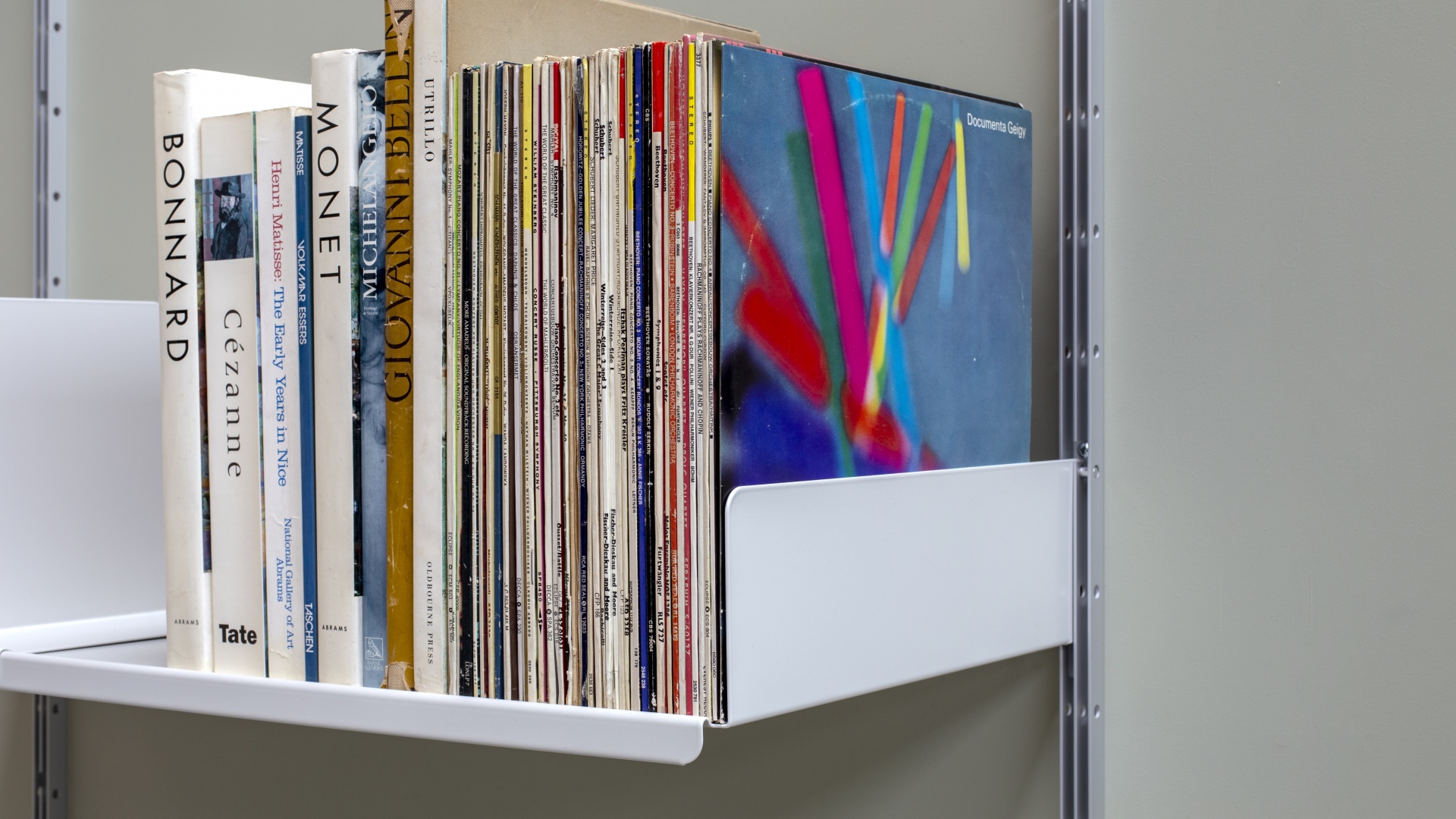 Shelves and prices | 606 Universal Shelving System | Vitsœ