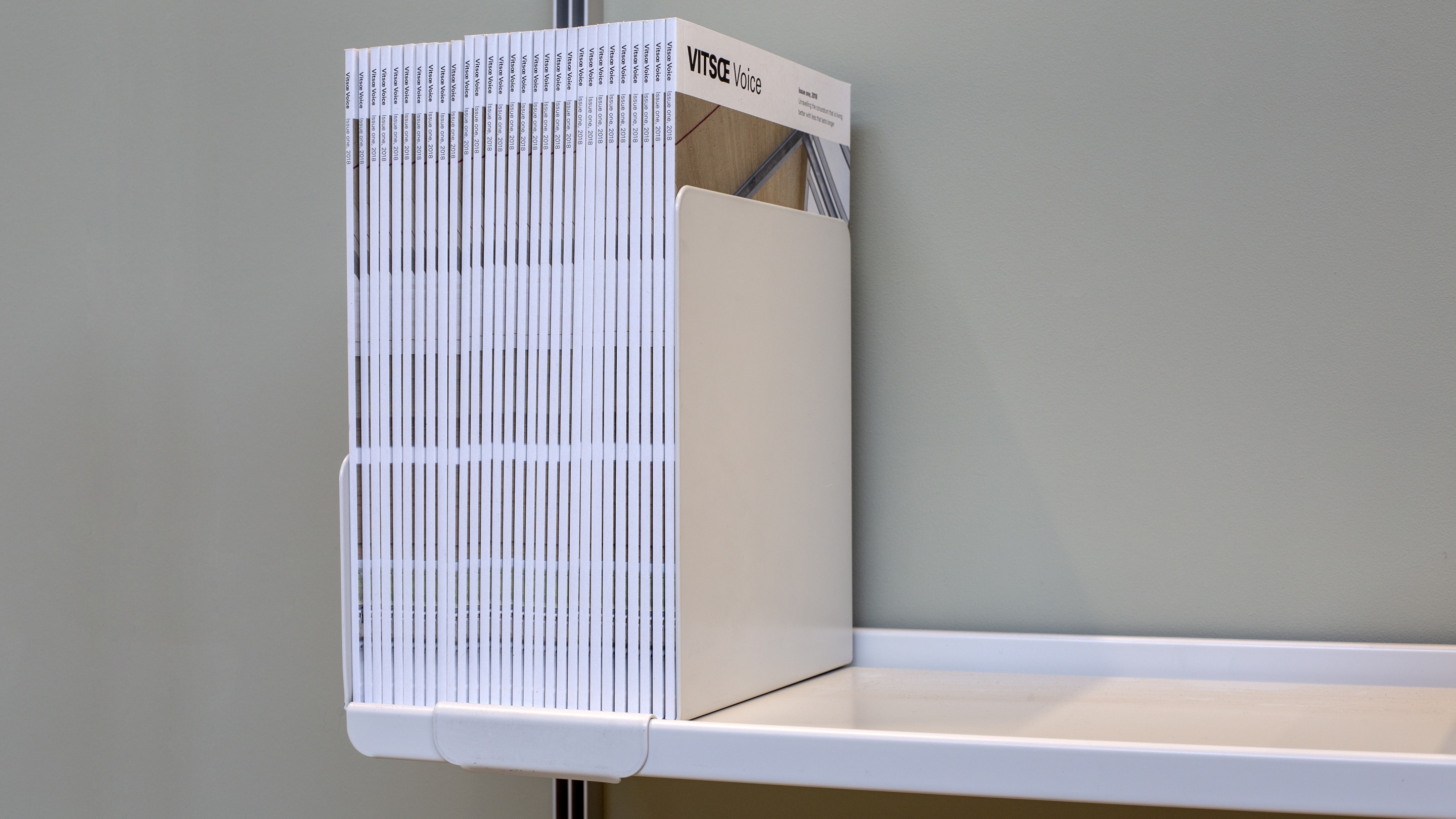 Shelves and prices | 606 Universal Shelving System | Vitsœ