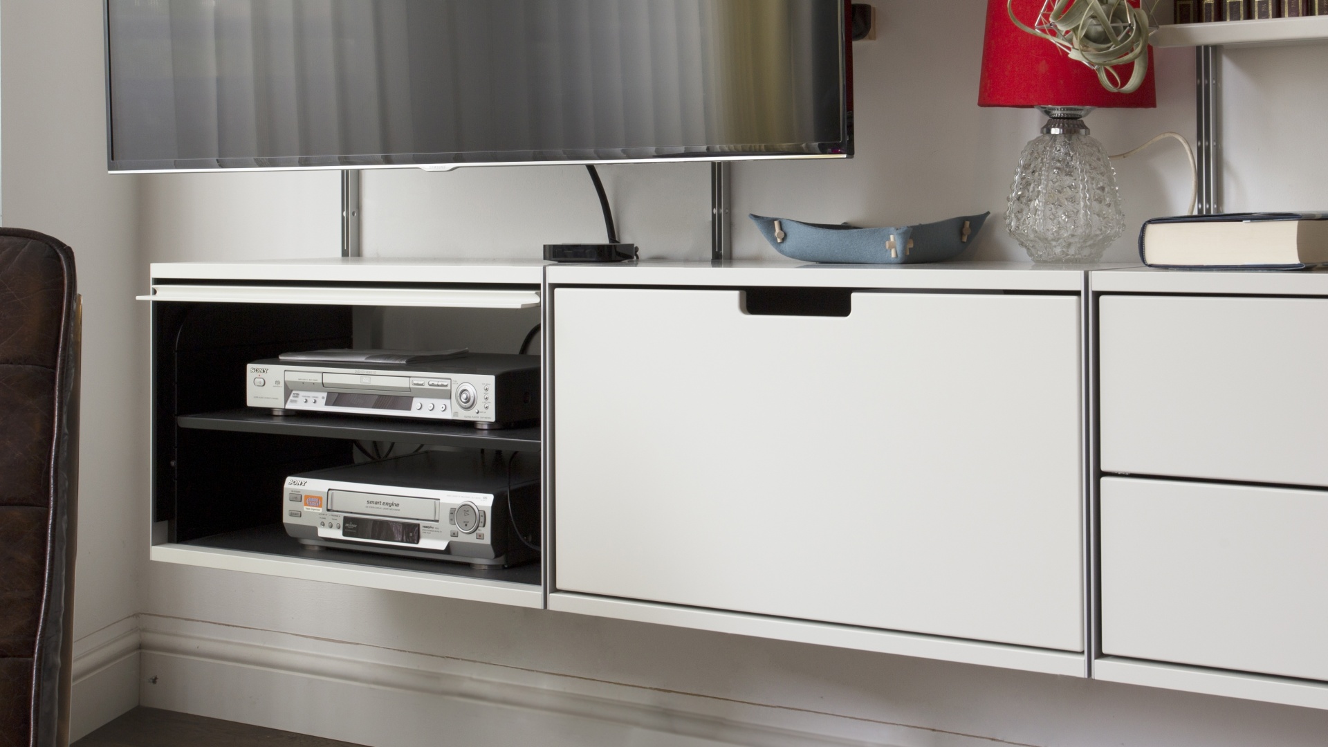 Shelves and prices | 606 Universal Shelving System | Vitsœ